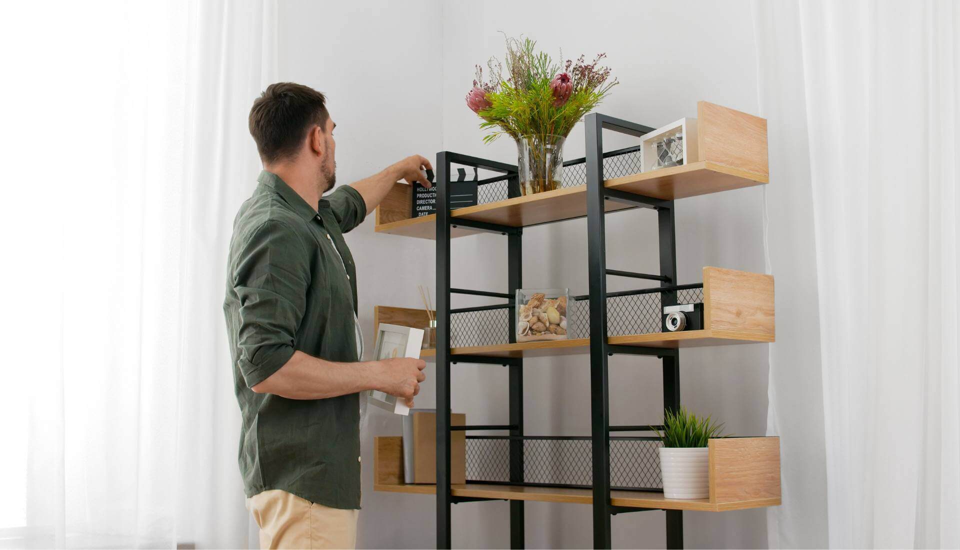 Por isso, entre os itens decorativos, tapetes, espelhos, mesinhas ...